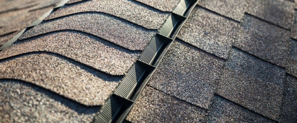 Qu'est-ce qu'un faîtage toiture ? Définition, types et conseils